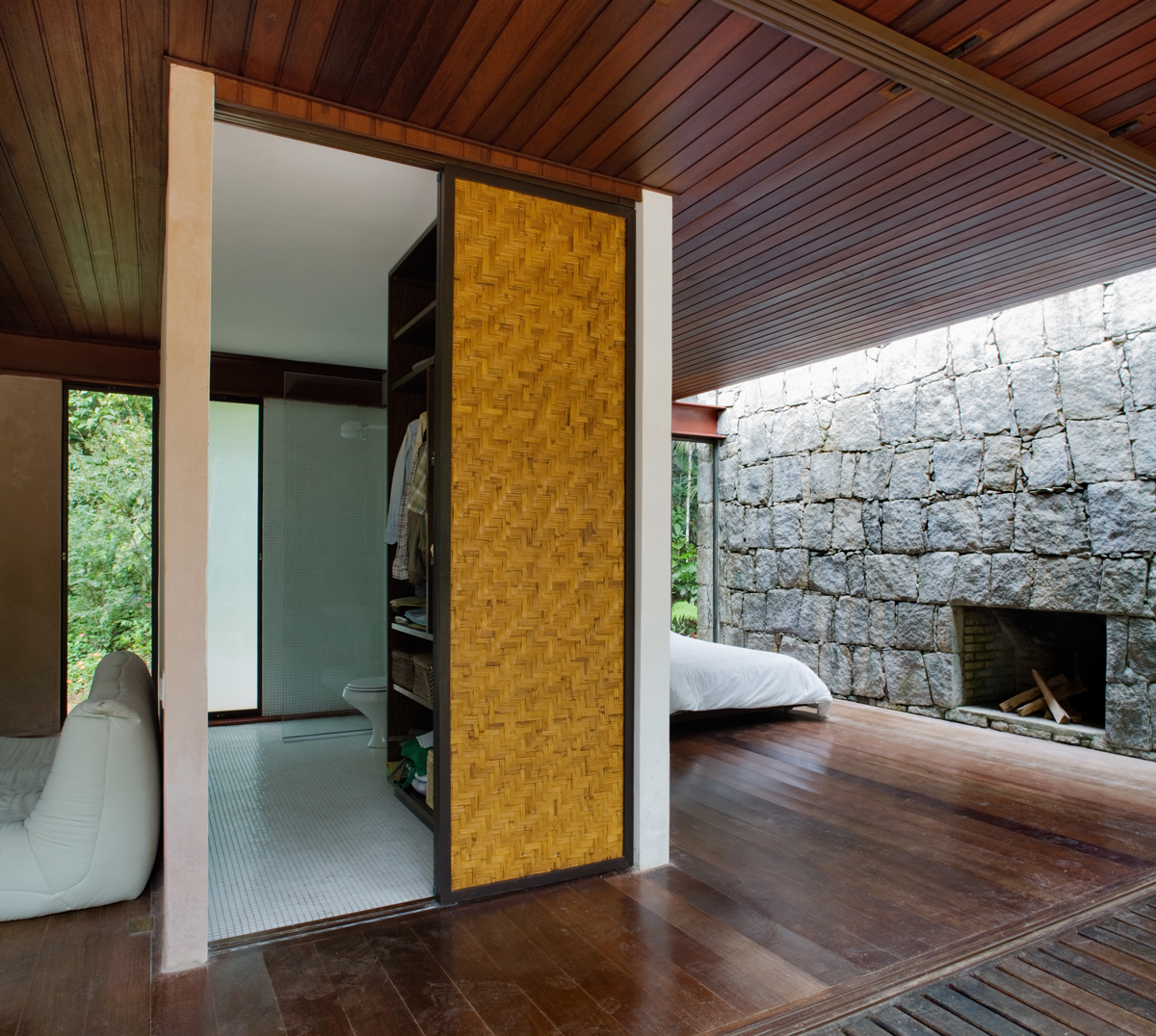 Carla Juaçaba : Rio Bonito House – Studio Flodeau